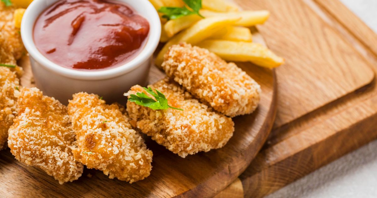 Chicken nuggets cu salată de roșii și burrata. O idee gustoasă pentru ...