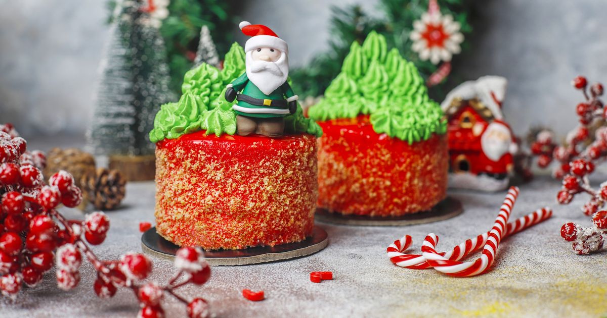 Mini prăjitură cu căpșune și glazură de jeleu roșu. Decorul de Crăciun ...