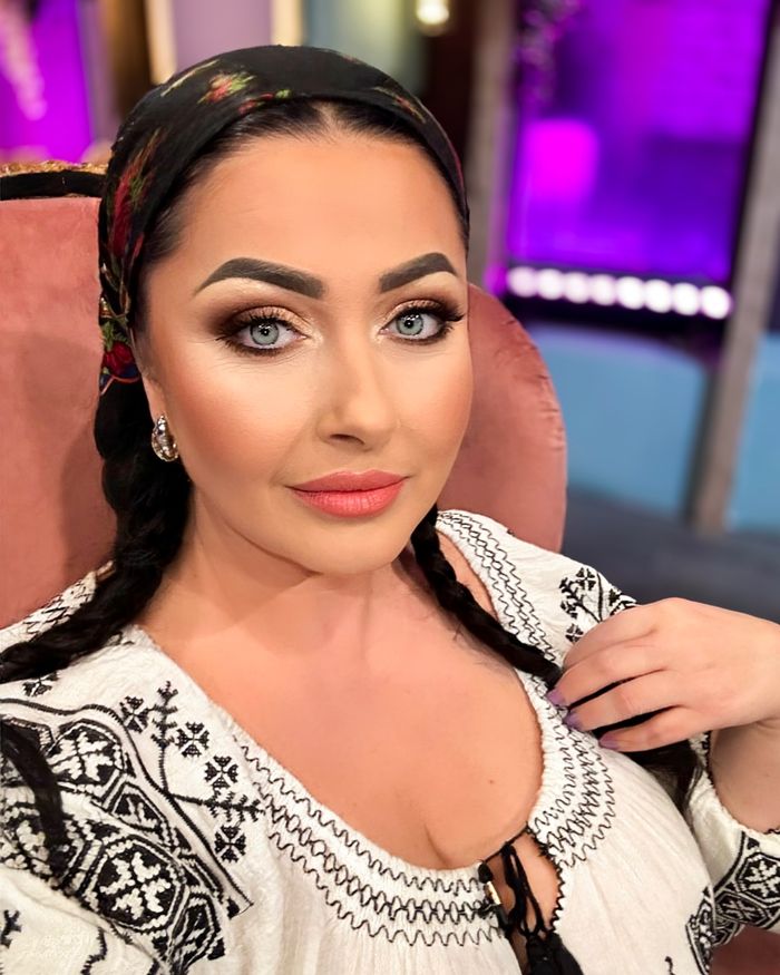 „Ia uitați-vă voi în oglindă, frumoaselor, balenelor eșuate. Ai poze cu ...