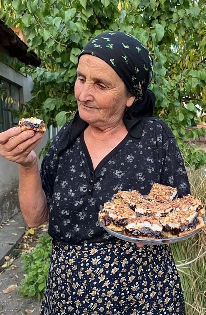 „Vă prezint o rețetă nouă, prăjitură cu unt. O băgăm cinci minute la ...