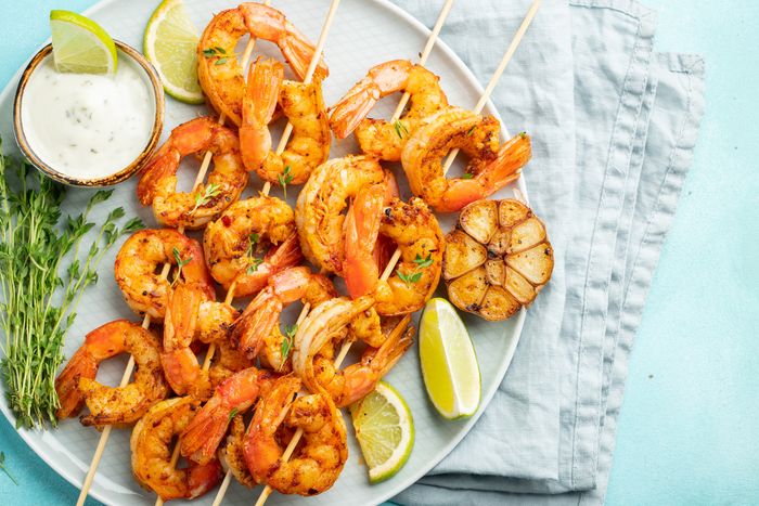 Creveți marinați la grătar cu sos. O rețetă rapidă și gustoasă! - KFetele