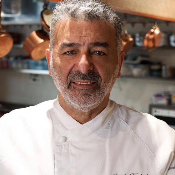 „Tăiați coada, aripioarele și dorsala peștelui, apoi încrestați-l adânc ...