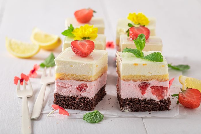 Prăjitură cu mousse de căpșune și lămâie. Un adevărat curcubeu pe cerul ...