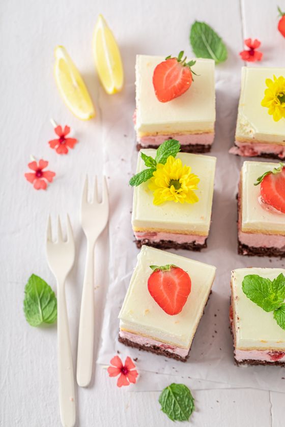 Prăjitură cu mousse de căpșune și lămâie. Un adevărat curcubeu pe cerul ...