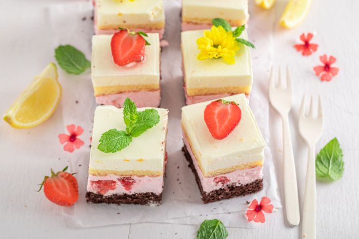 Prăjitură cu mousse de căpșune și lămâie. Un adevărat curcubeu pe cerul ...