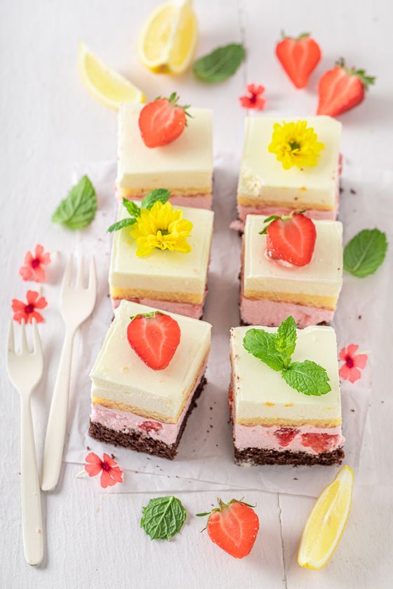 Prăjitură cu mousse de căpșune și lămâie. Un adevărat curcubeu pe cerul ...