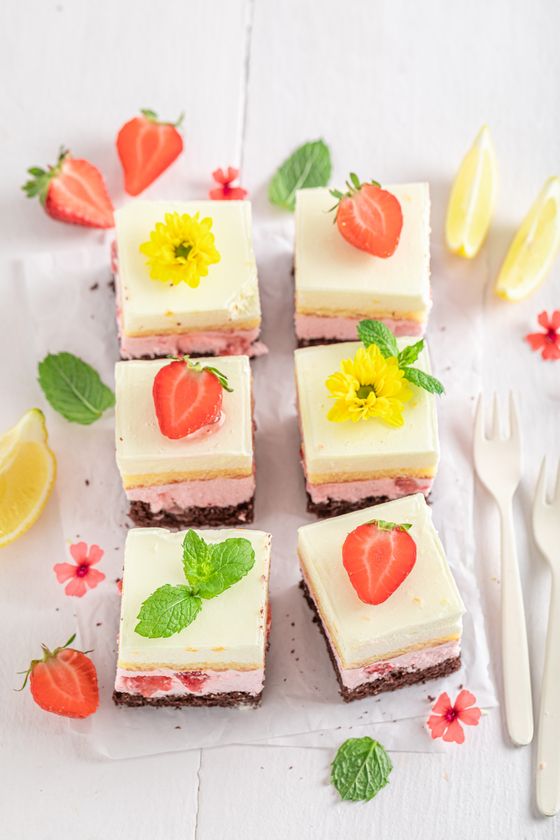 Prăjitură cu mousse de căpșune și lămâie. Un adevărat curcubeu pe cerul ...