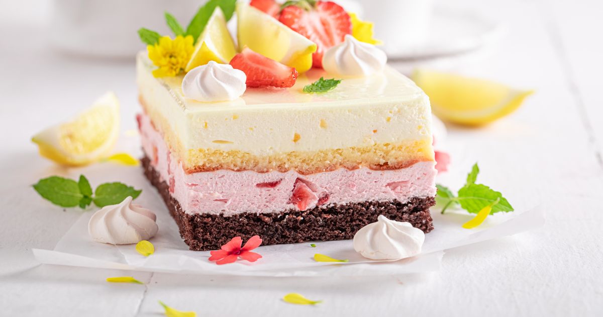 Prăjitură cu mousse de căpșune și lămâie. Un adevărat curcubeu pe cerul ...