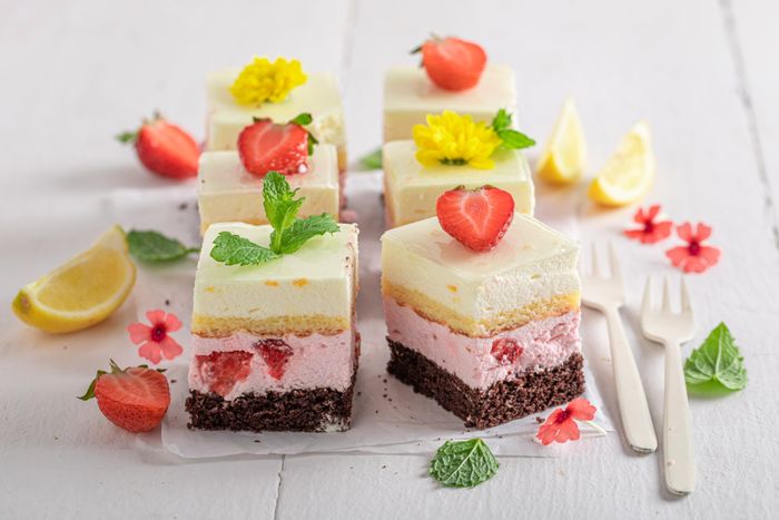 Prăjitură cu mousse de căpșune și lămâie. Un adevărat curcubeu pe cerul ...