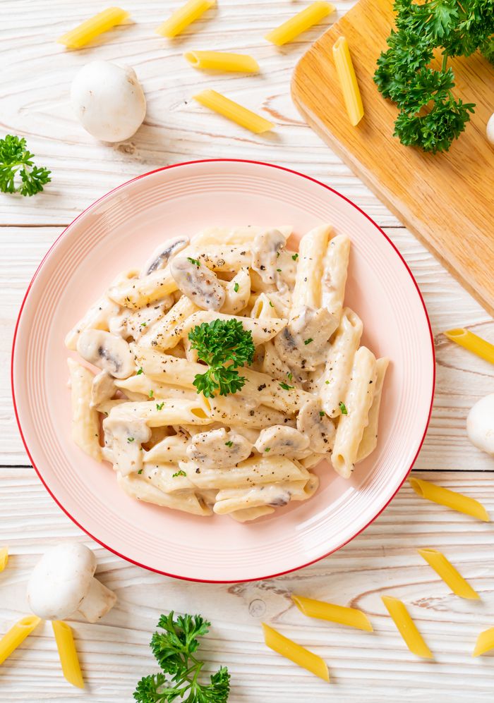 „Serviți cald cu parmezan ras deasupra!” Rețeta de paste cremoase cu ...