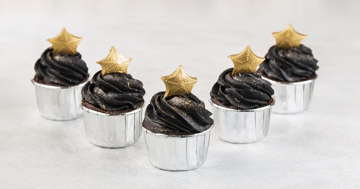 Brioșe de ciocolată cu cremă neagră. Un desert luxos, în adevăratul ...