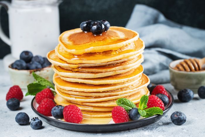 Clătite americane cu sirop de arțar și fructe de pădure. Cele mai ...