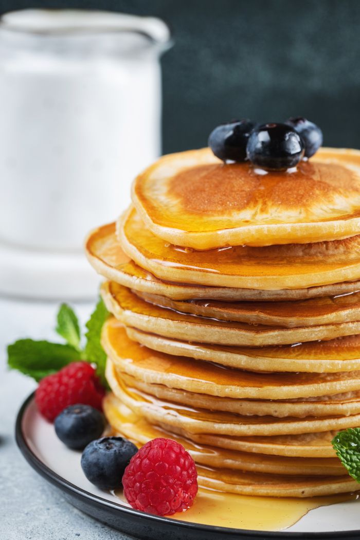 Clătite americane cu sirop de arțar și fructe de pădure. Cele mai ...