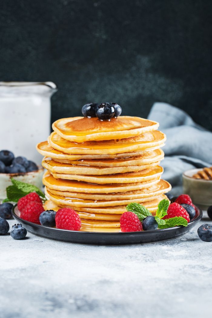 Clătite americane cu sirop de arțar și fructe de pădure. Cele mai ...