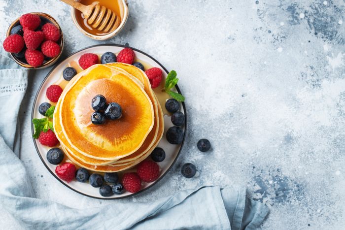 Clătite americane cu sirop de arțar și fructe de pădure. Cele mai ...