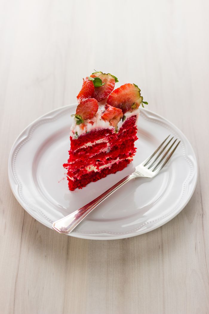 Tort Red Velvet decorat cu căpșune. Pregătește această delicatesă ...