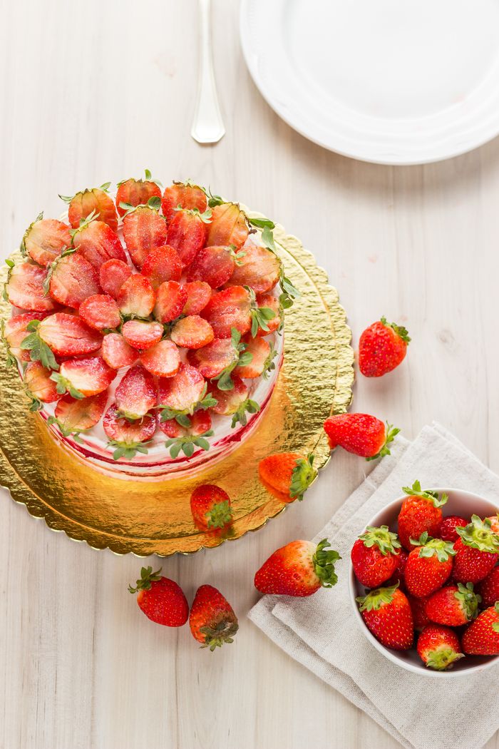 Tort Red Velvet decorat cu căpșune. Pregătește această delicatesă ...