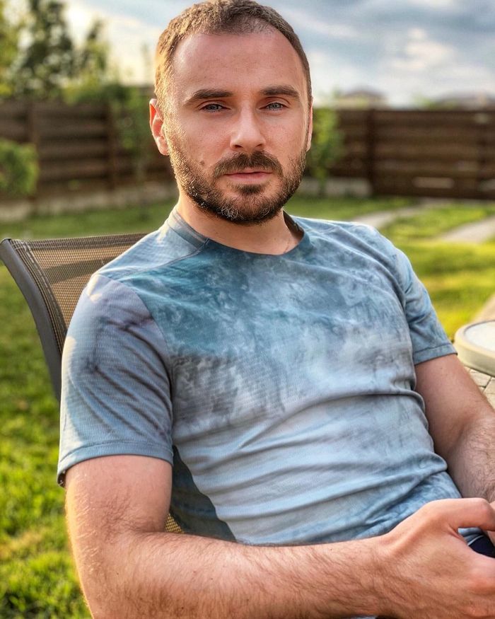 Cine este Vasile Alin Calbău, concurent la "Insula de 1 milion". Acesta a studiat actoria la ...