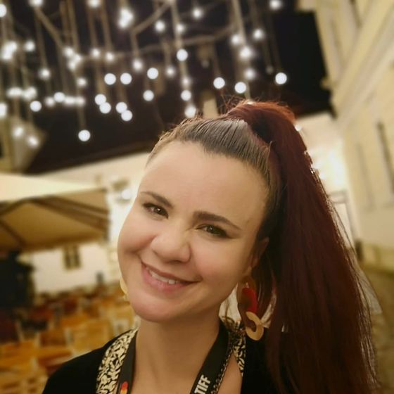 Cine este Andreea Samson. "Am regizat o piesă în fața blocului, nu știu ...
