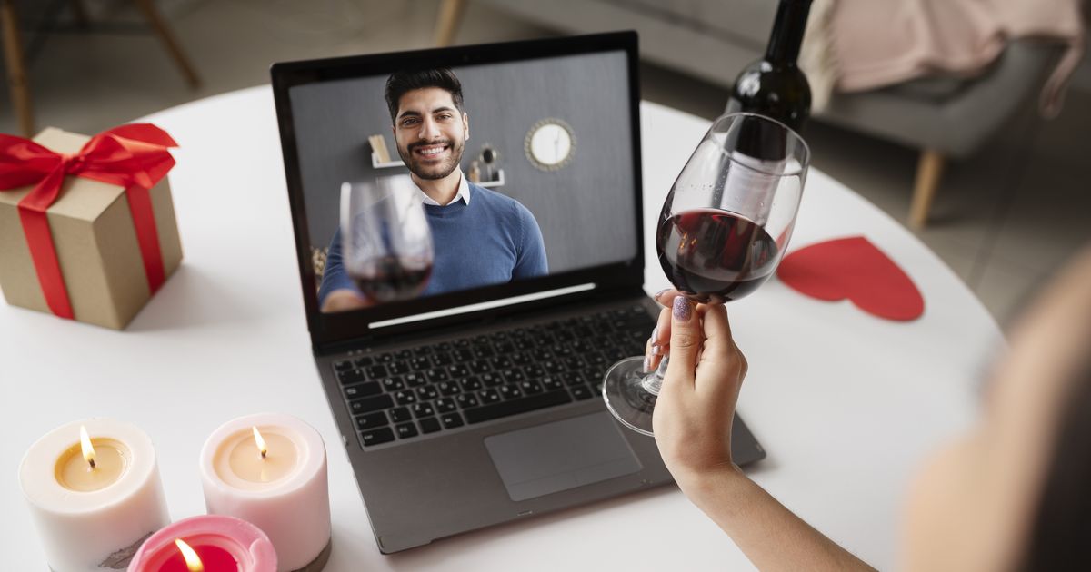 12 idei de întâlniri virtuale pentru relațiile la distanță - KFetele
