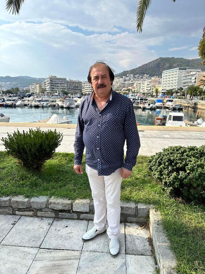 Nicolae Botgros nu se sfiește să își ascundă lacrimile. Merge la ...