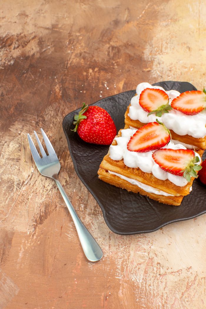 Gofre cu frișcă și căpșune. O rețetă rapidă și foarte răcoroasă de ...