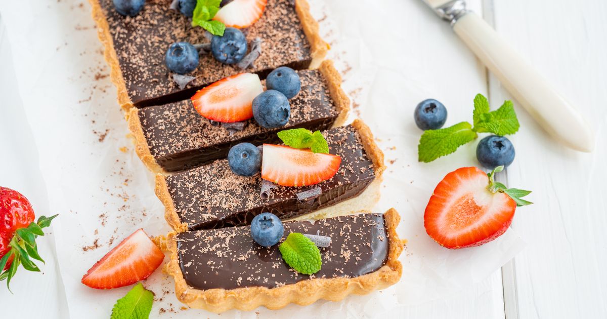 Tartă cu ciocolată și fructe proaspete. Combinația de ciocolată și ...