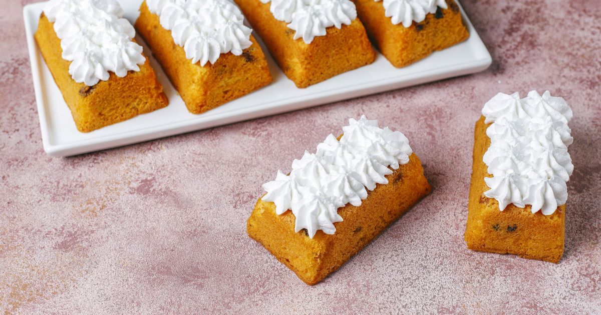 Mini chec cu stafide, decorat cu frișcă. Adaugă un plus de eleganță și ...