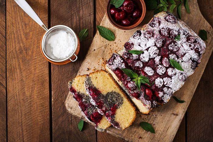 Chec cu semințe de mac și cireșe. Aduce un răsfăț dulce și plăcut care ...