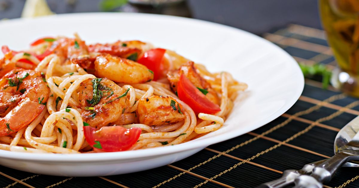 Spaghete cu creveți, roșii cherry și pătrunjel. Se potrivesc bine ...