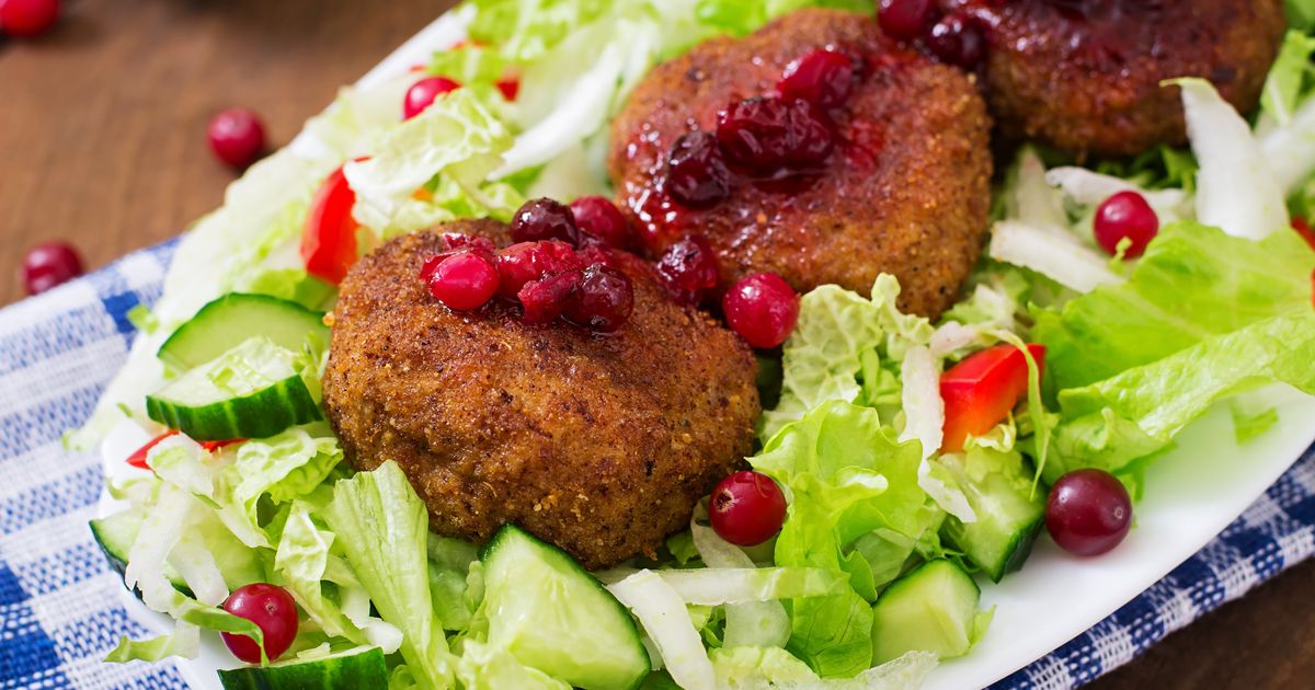 Chiftele servite cu sos de merișoare și salată. Un preparat perfect ...