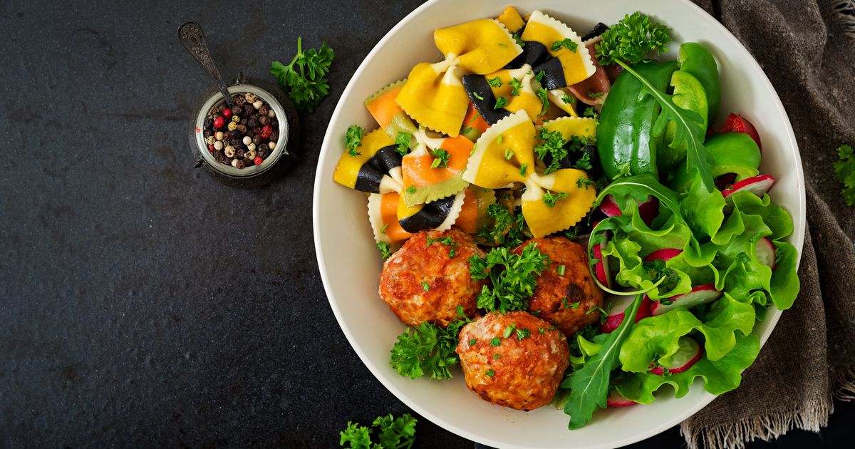 Paste cu chiftele de pui în sos de roșii și salată. O alegere excelentă ...