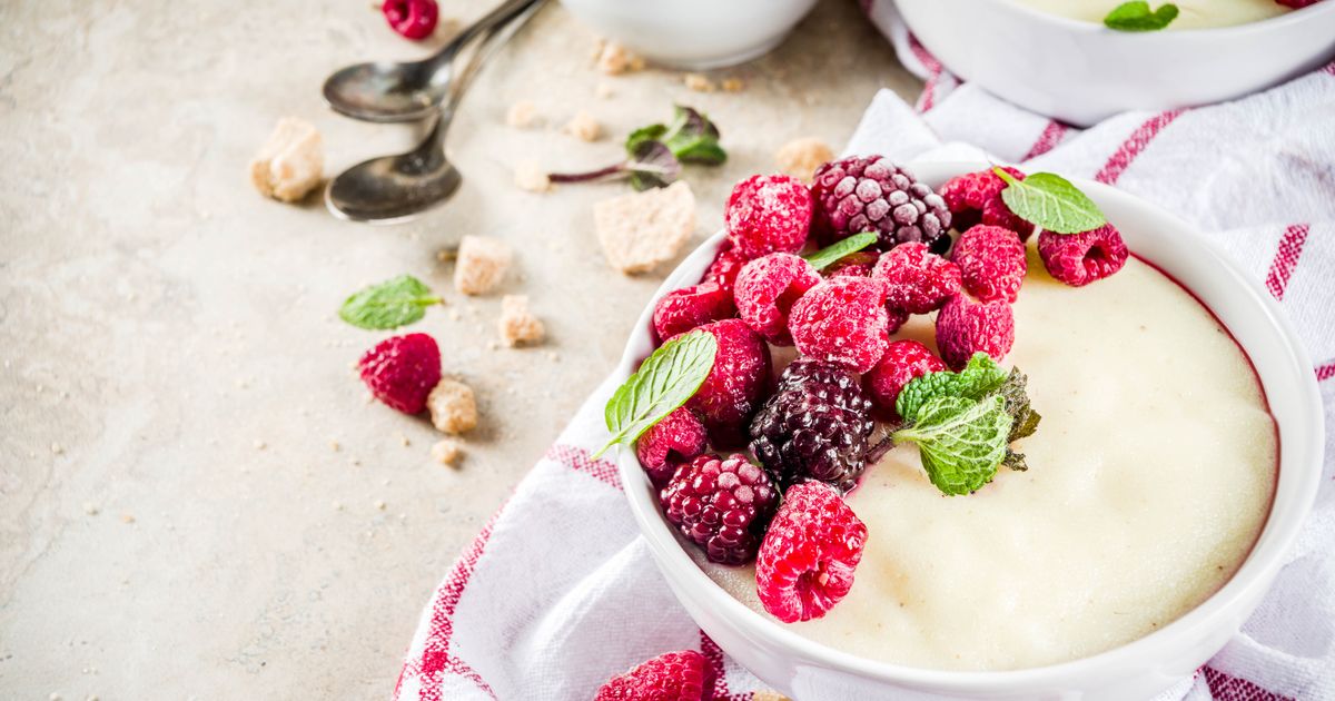 Griș cu lapte, ornat cu fructe de pădure. Un desert ușor și delicios ...