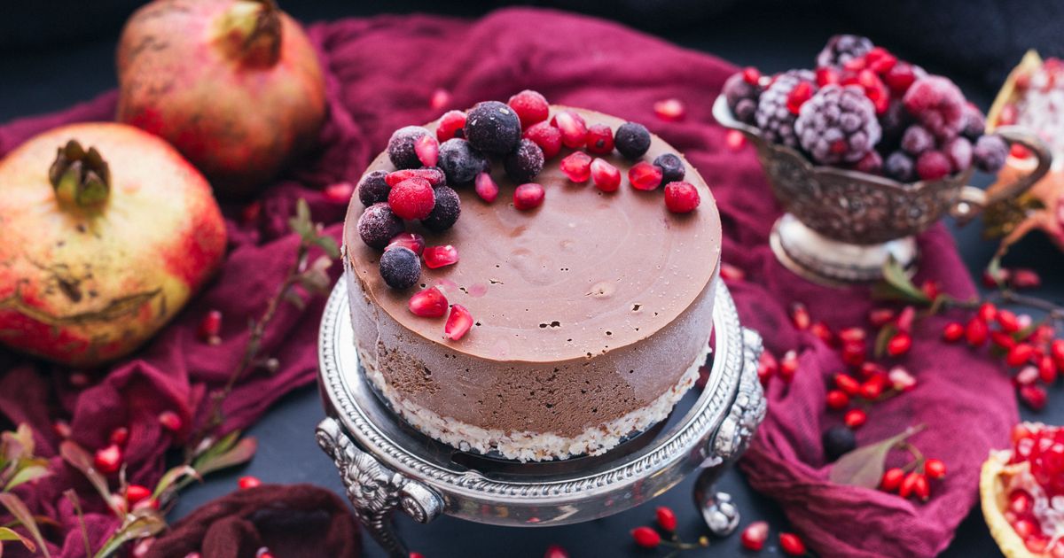Tort vegan cu ciocolată, fructe de pădure și rodie. O opțiune absolut ...