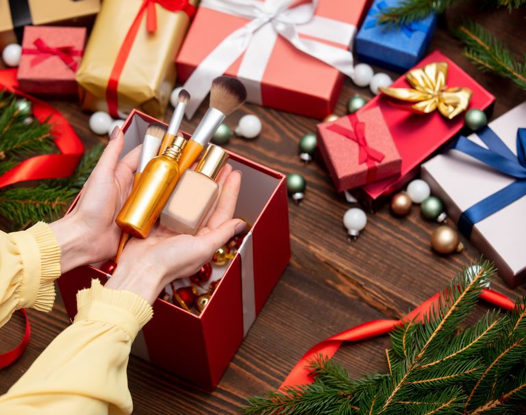 Top 5 cele mai rezistente parfumuri de damă pe care să le încerci în ...