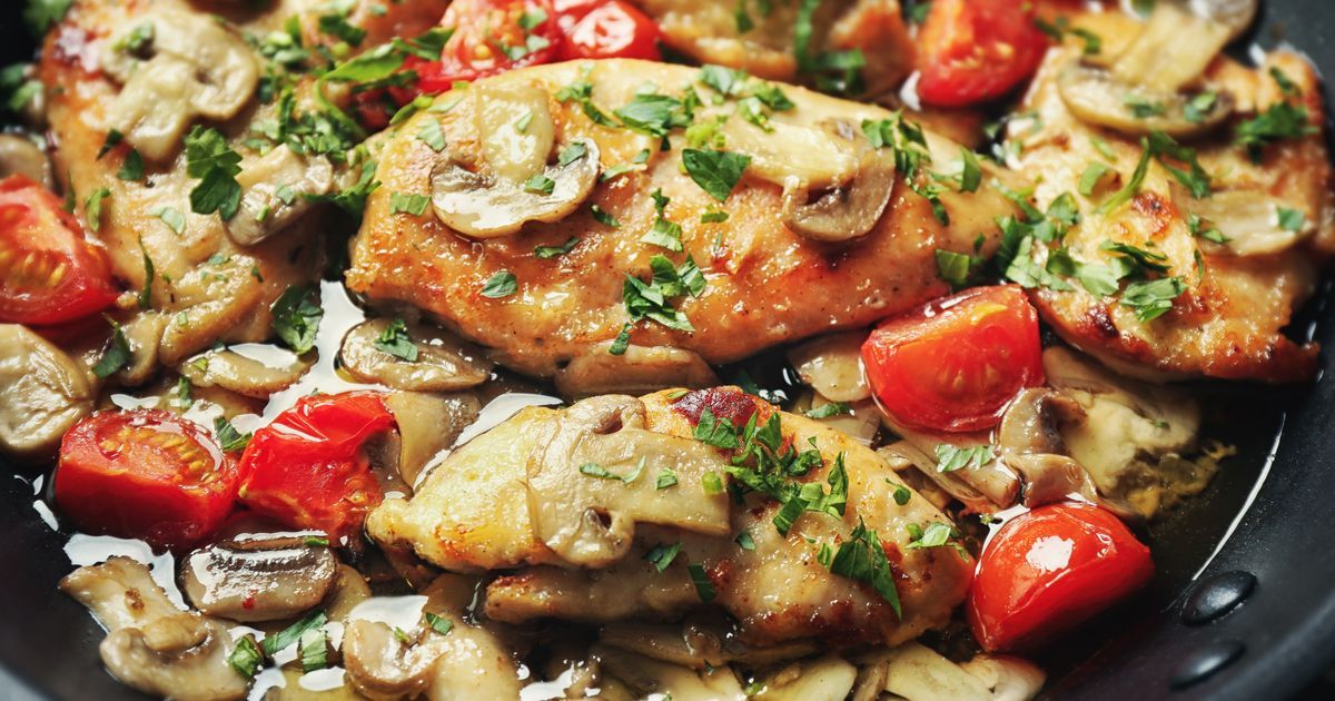 Tigaie de pui Marsala cu ciuperci, roșii și verdeață. Rețeta care te ...