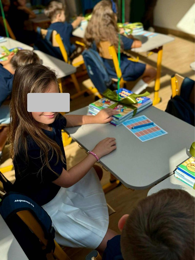 FOTO Ce ținută a ales Elena Udrea pentru prima zi de școală a fiicei sale. Fostul ministru a ...