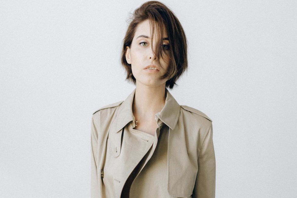 (P) Trench-ul: de la Audrey Hepburn la social media - povestea unei ...