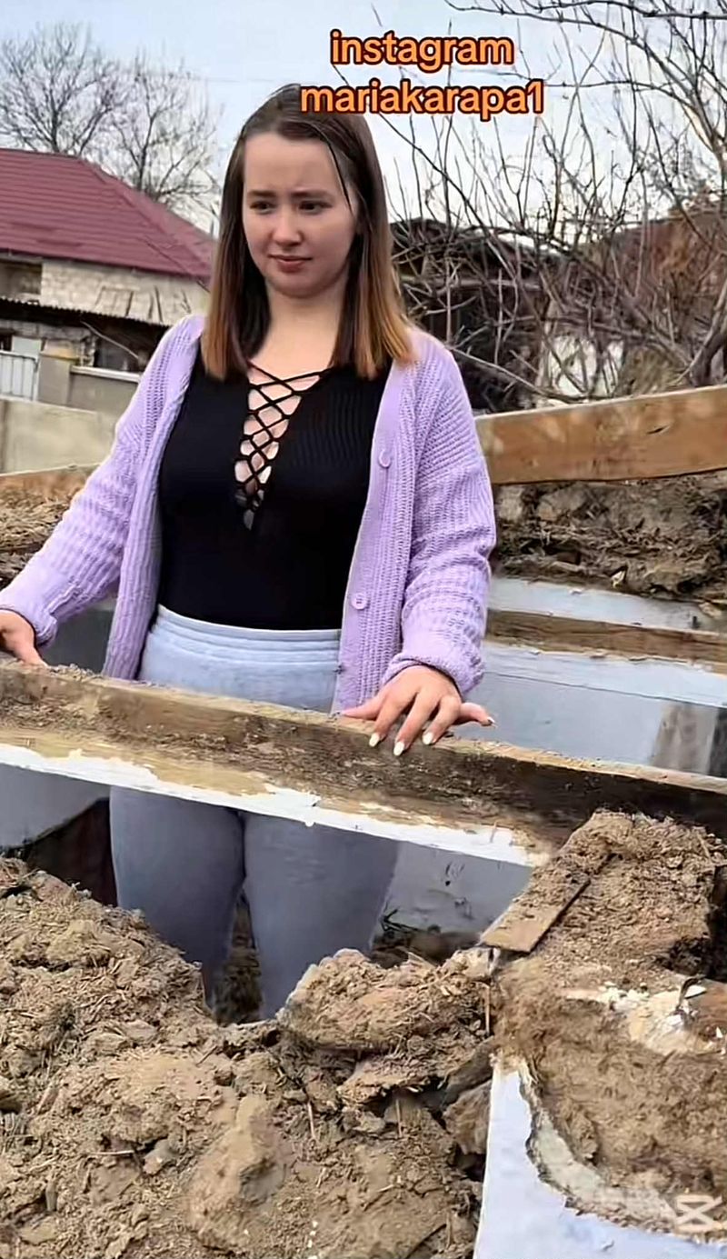 Ce a găsit Maria Karapa în pereții casei, în timpul demolării. Tânăra a ...