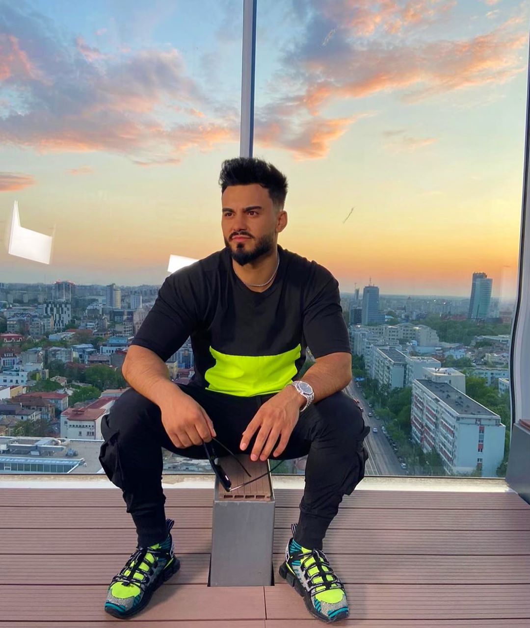 Care este numele real al lui Jador și ce studii are solistul - KFetele