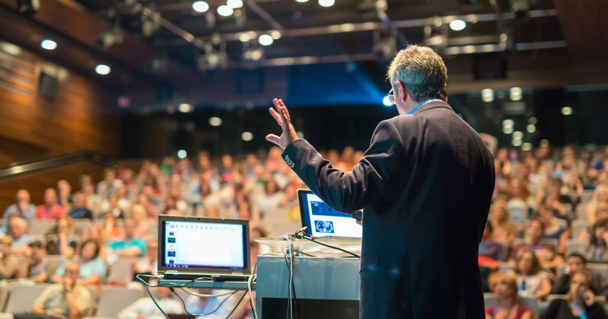 Ce salariu are un profesor universitar în România? Este cea mai înaltă ...