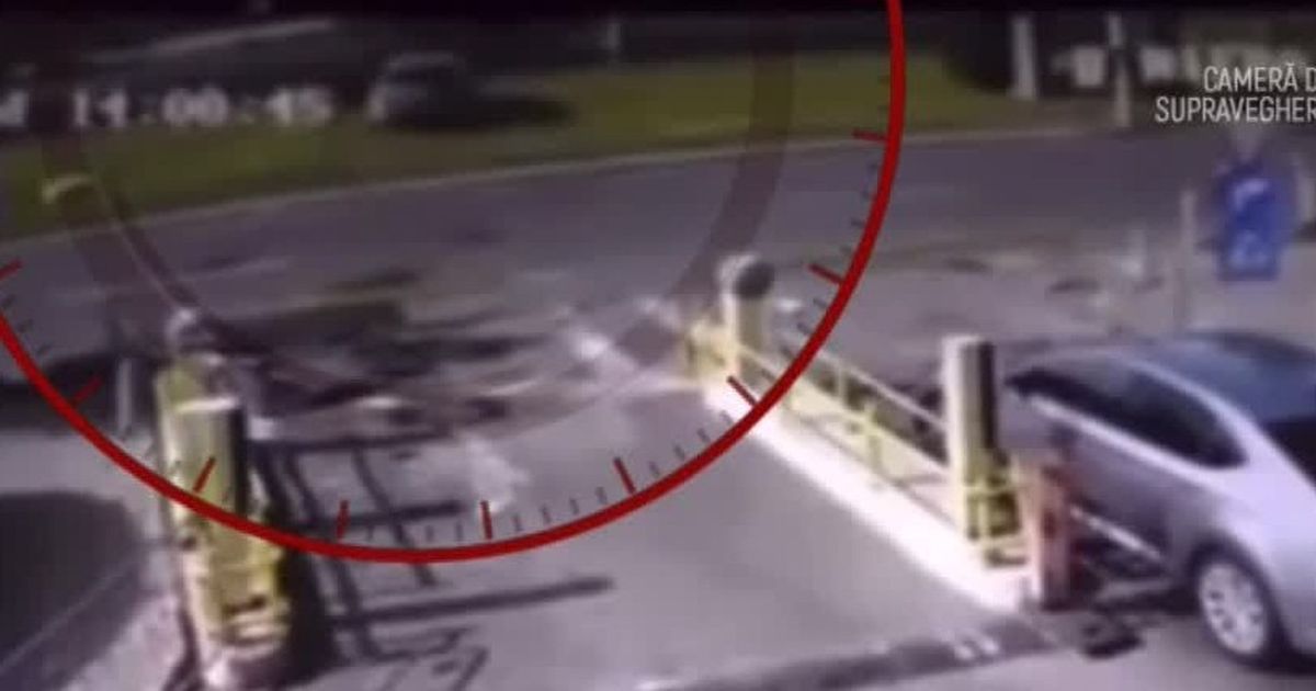 VIDEO Noi imagini mașina care a plonjat în gol. Bărbatul a ajuns la spital cu răni ușoare - KANAL D2