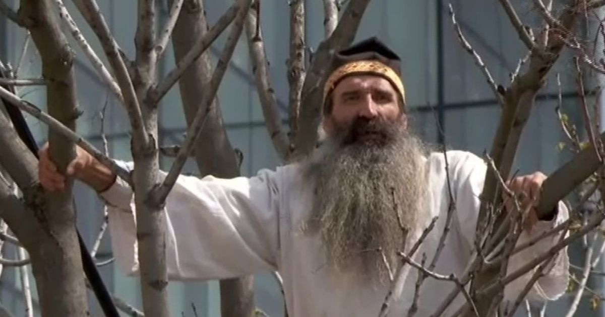 VIDEO Scene halucinante cu Stegarul Dac. Polițiștii l-au urcat cu forța ...