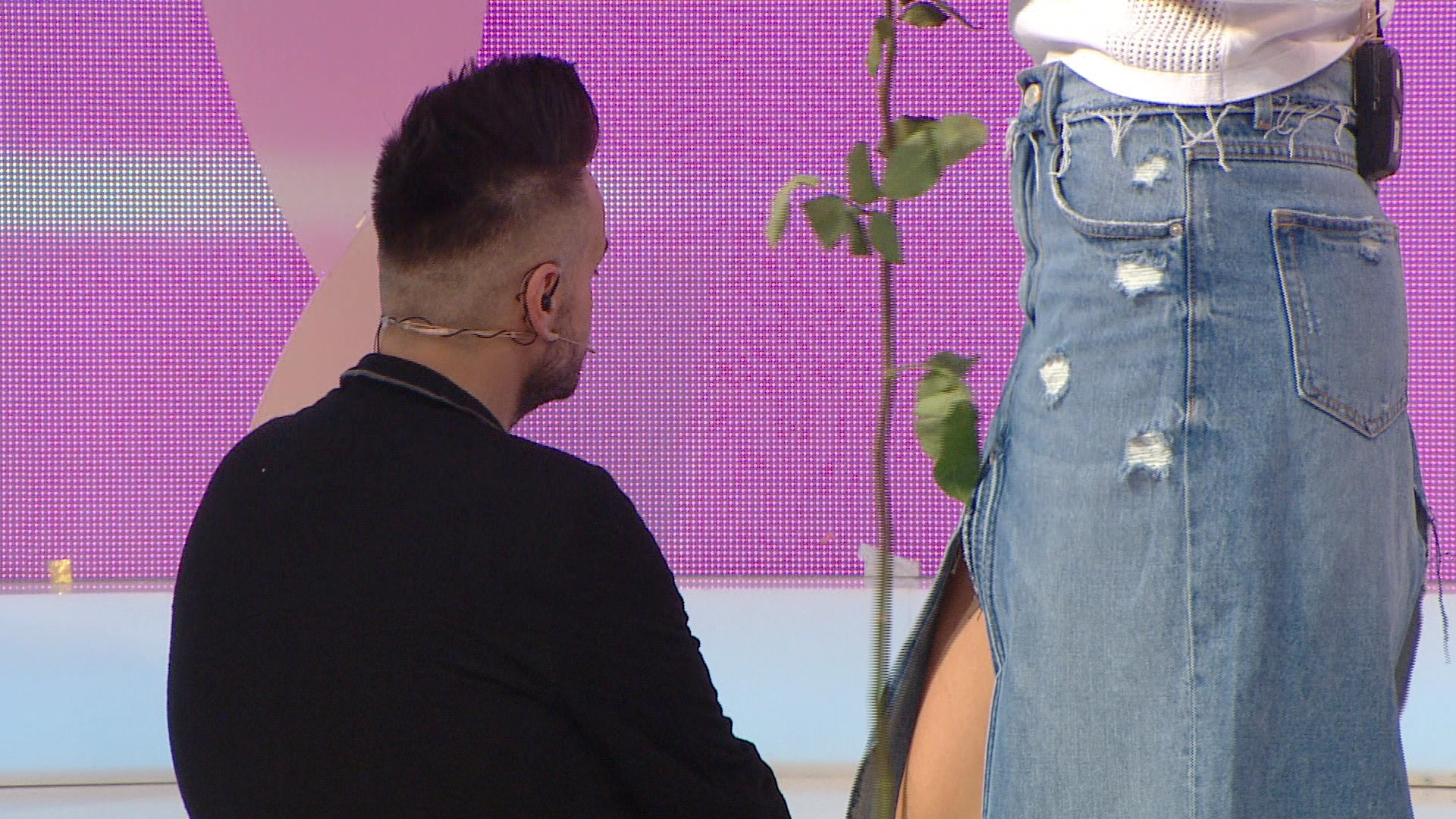 Razvan Ciobanu a cedat nervos in platou! S-a asezat pe marginea ...