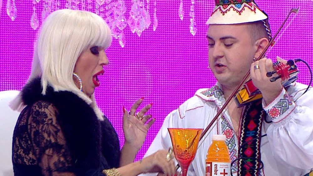 "Te implor, stai sa cant si eu putin!" Raluca Badulescu a pus mana pe ...