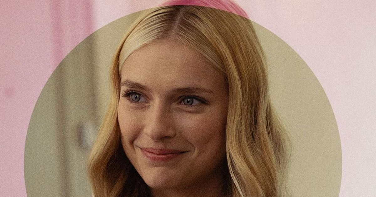 Cine este Camille Razat, actrița din Emily in Paris! Află totul despre ...