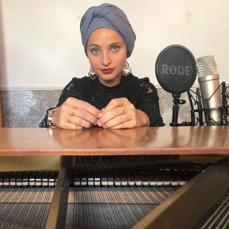 Mennel Ibtissem, artista de origine musulmană care a renunțat la hijab ...