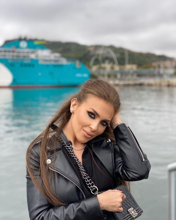 Oana Radu a lansat piesa „Când am o zi grea” (Piesa Revelionului 2022 ...