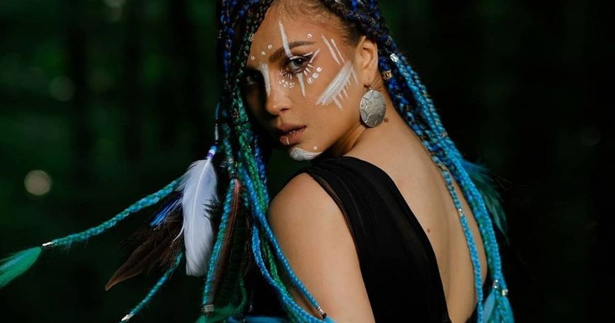 Lora a lansat „Dacă dragostea”, o baladă inspirată din povești de ...