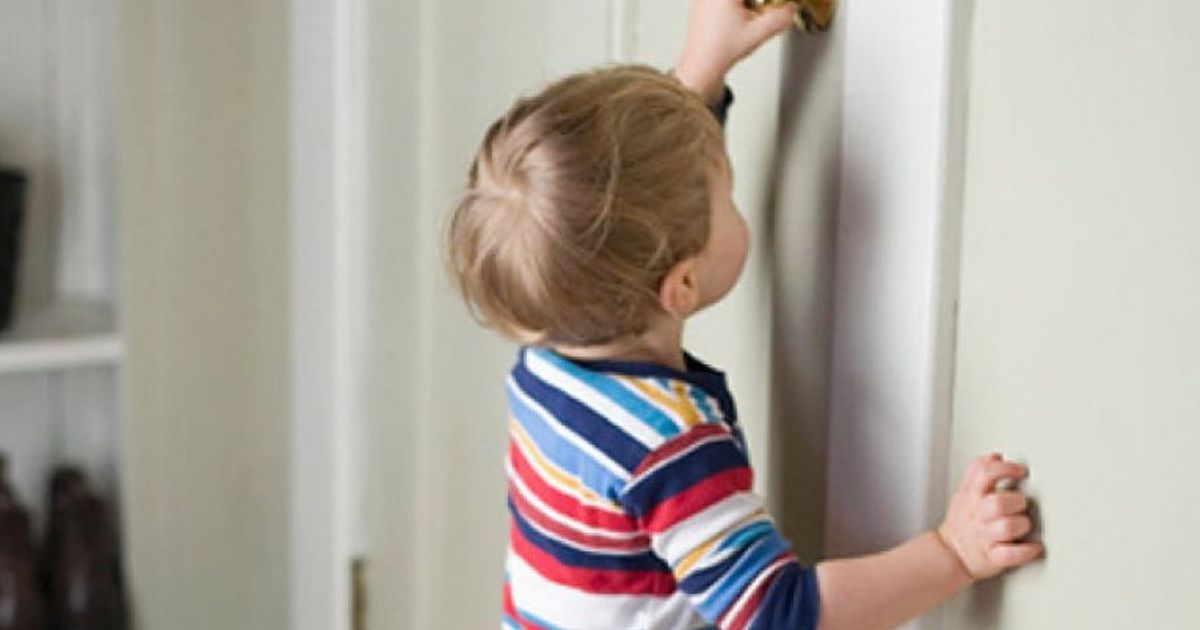 Un copil de trei ani și-a închis bunica pe balcon! A fost nevoie de ...